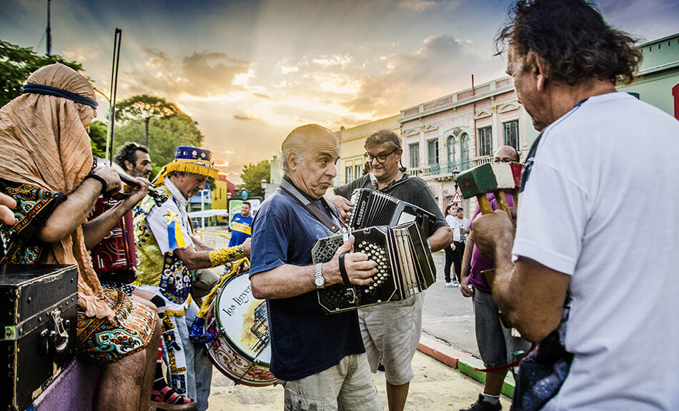 La fotógrafa cordobesa Sol Pérez presenta “Los linyeras de La Boca” en ...